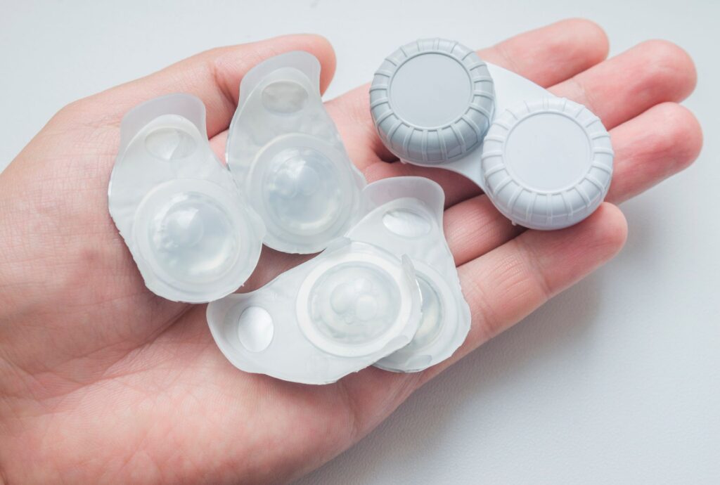 Daily vs Monthly Contacts: Cost, Comfort & Safety Guide
